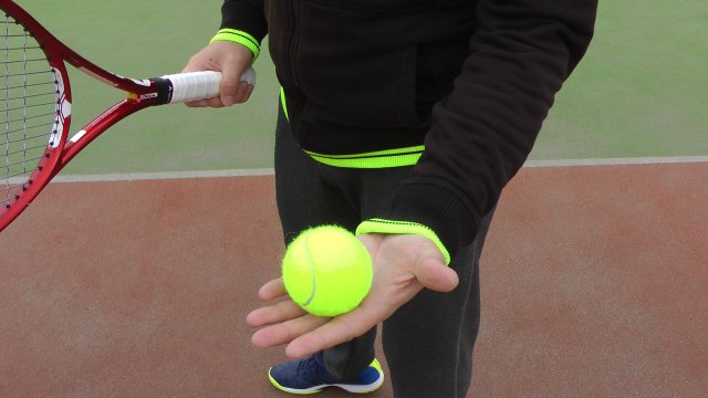 How To Hold The Ball For The Serve Toss | Feel Tennis