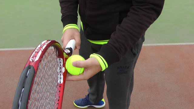 How To Hold The Ball For The Serve Toss | Feel Tennis