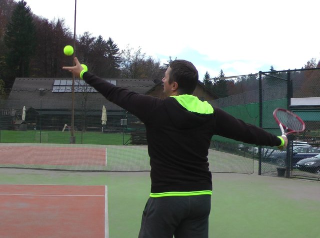 How To Hold The Ball For The Serve Toss | Feel Tennis