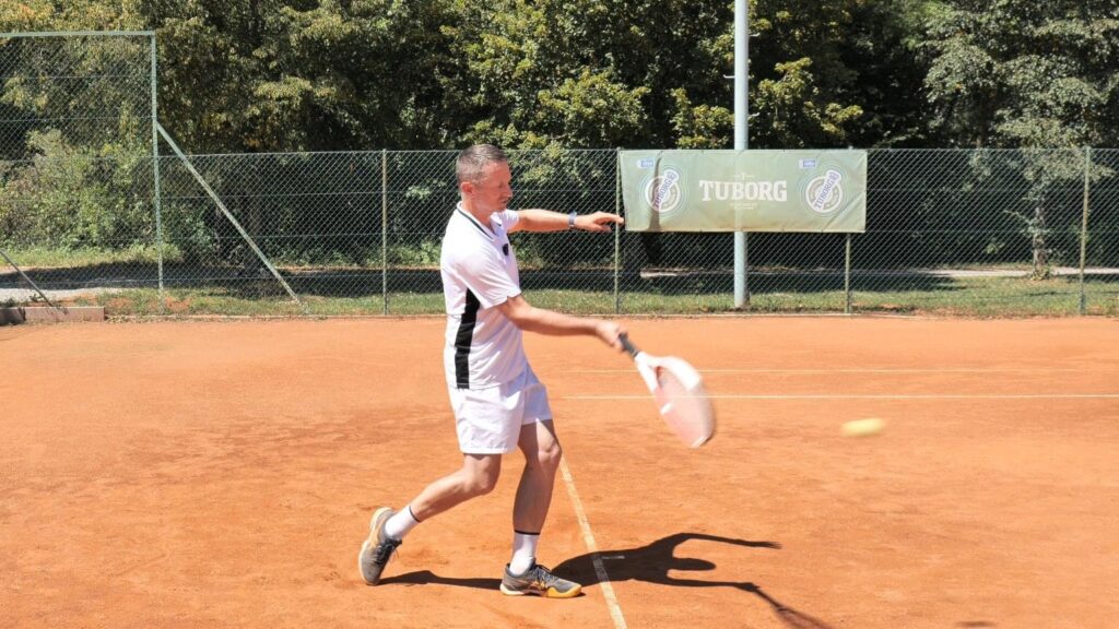 Tennis Forehand And The Role Of The Non-Dominant Arm | Feel Tennis